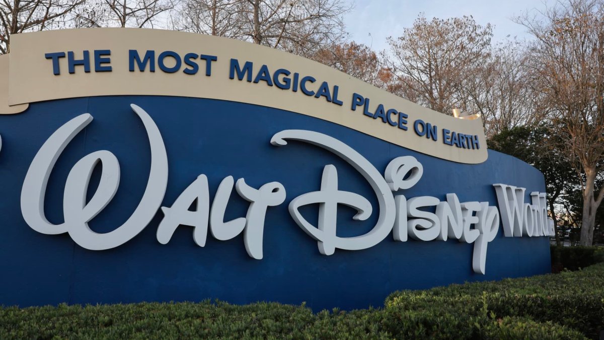 Detienen a empleado de Disney bajo cargos de falsificación de cheques y ...