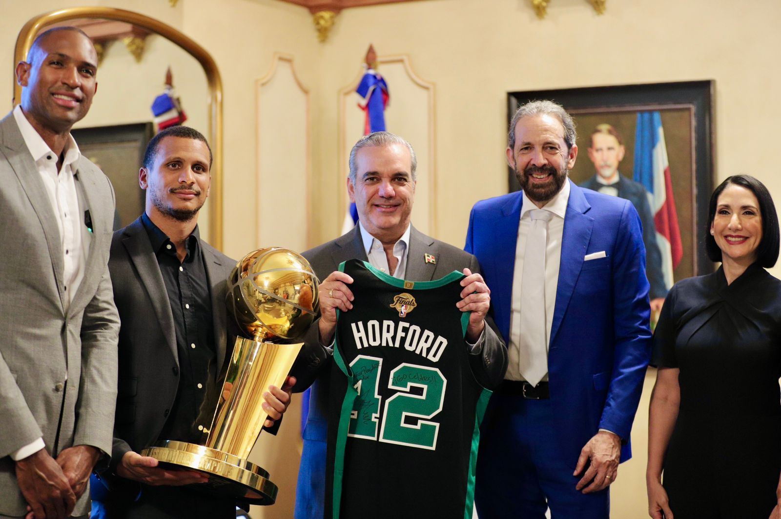 Al Horford condecorado por presidente de Dominicana Luis Abinader ...