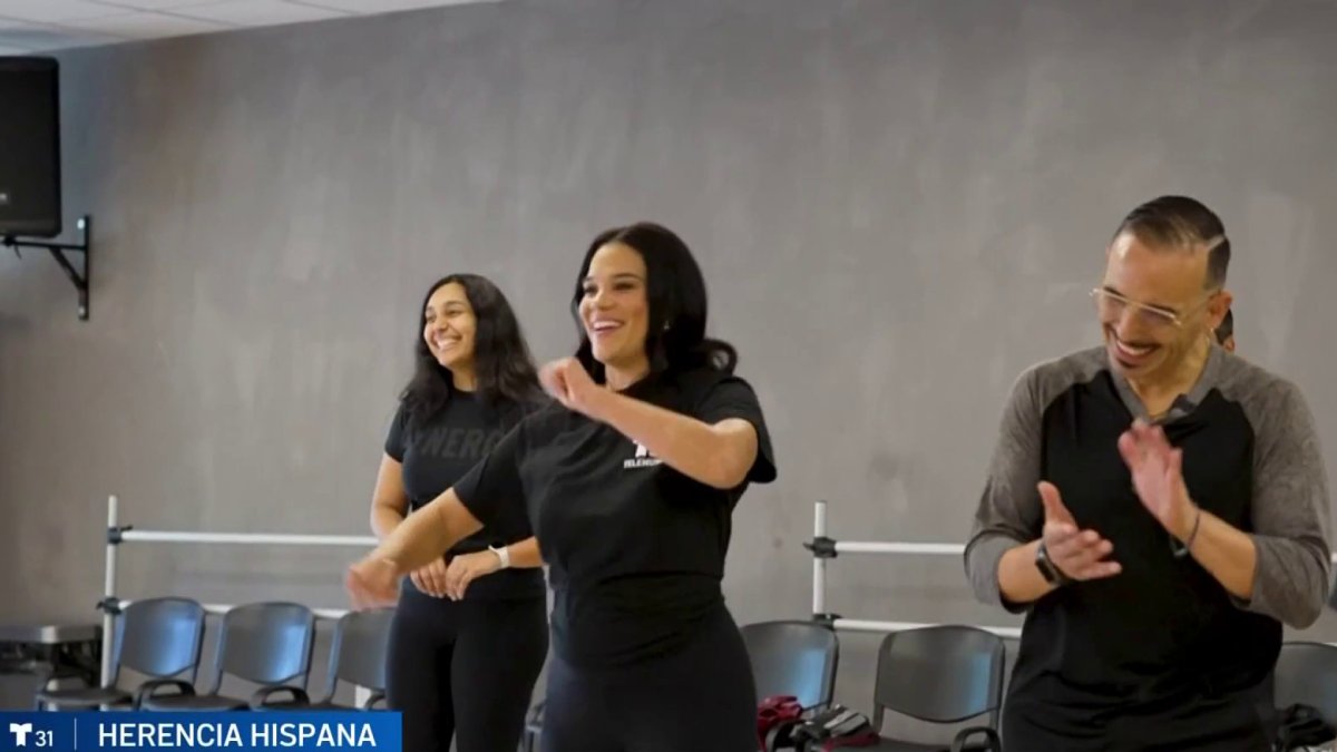Yisel Tejeda toma clase de salsa por el mes de la Herencia Hispana ...