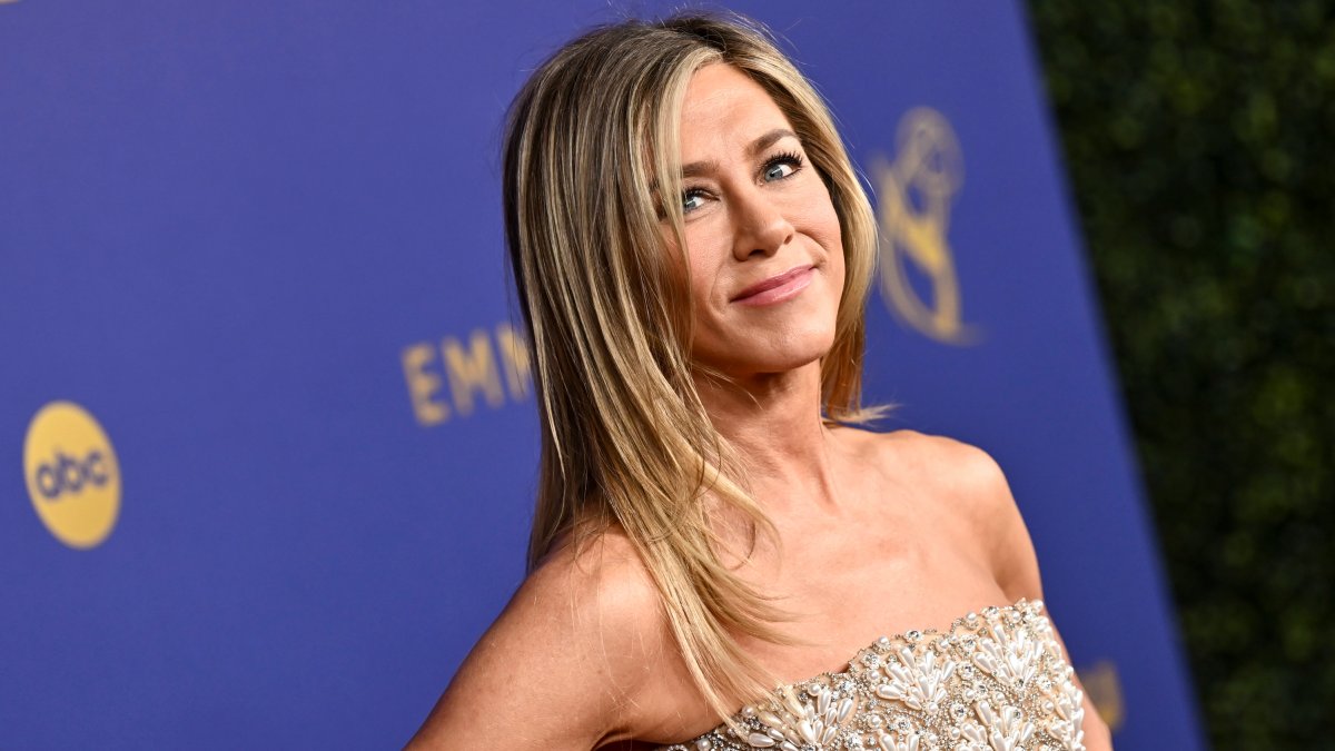 Estrellan auto contra la propiedad de Jennifer Aniston – Telemundo ...