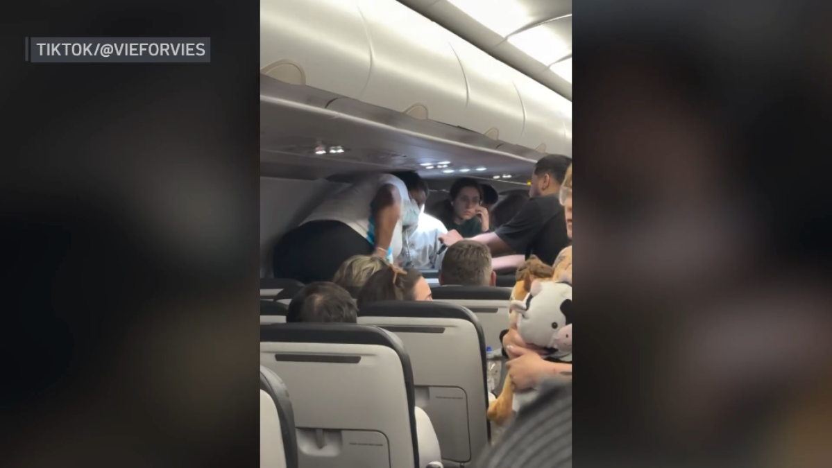 Pasajero de Frontier arrestado tras altercado en vuelo a Chicago ...